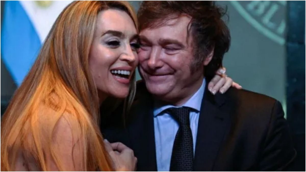 El blooper de Fátima Florez al momento de subir al escenario con Milei