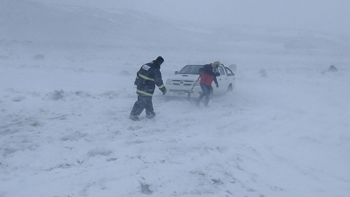 Temporal de nieve: rescatan a turistas en el cerro Wayle