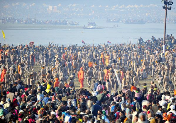Millones de indios se bañan en el Ganges