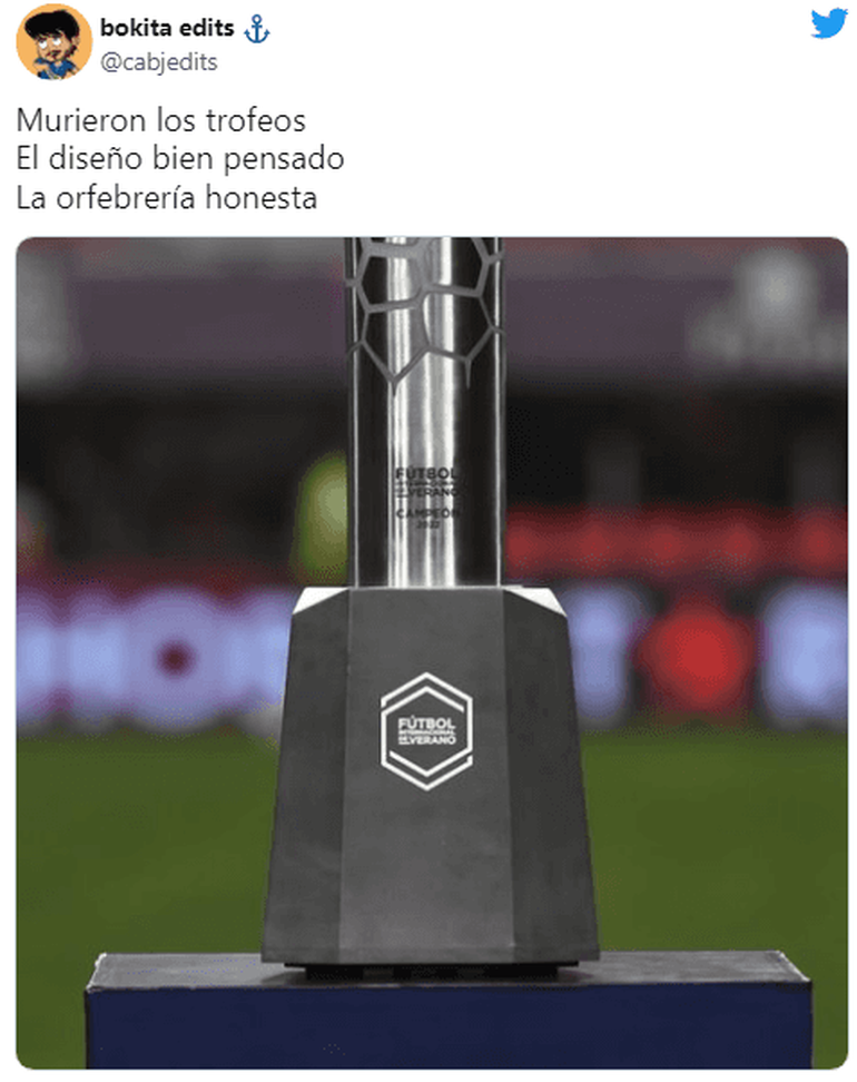 Lluvia de memes por extraña forma del trofeo que ganó Boca