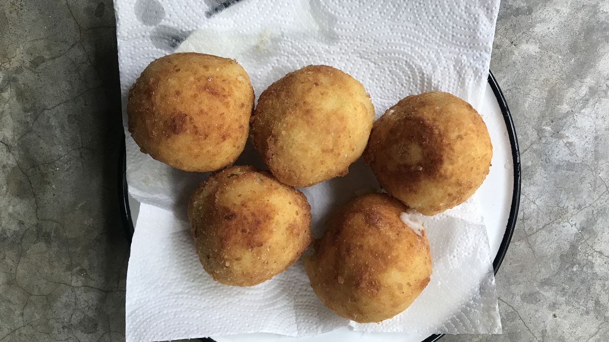 ¿Te sobró puré?: rompela con estas bombas de papa rellenas