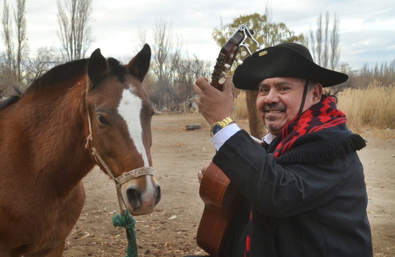 La atrapante y sufrida historia del gaucho cantor, el Bagual Rionegrino