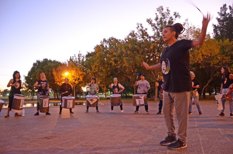 Rabia, tambores y alegría: ¿Por qué todas queremos ser parte de Río Jarana?