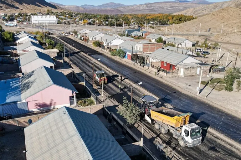 Comenzó la pavimentación de otras 54 cuadras en Chos Malal