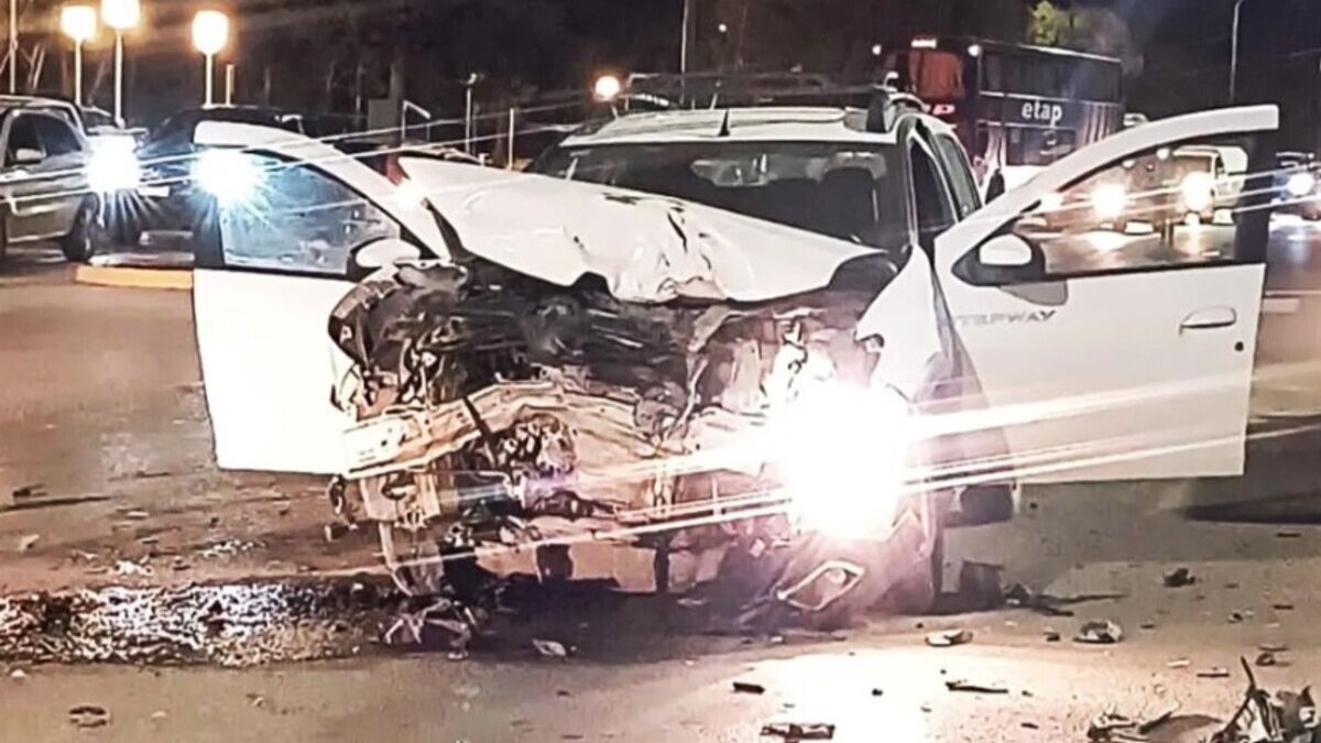 Chubut: chocó de frente y se quiso comer los vidrios rotos de su auto