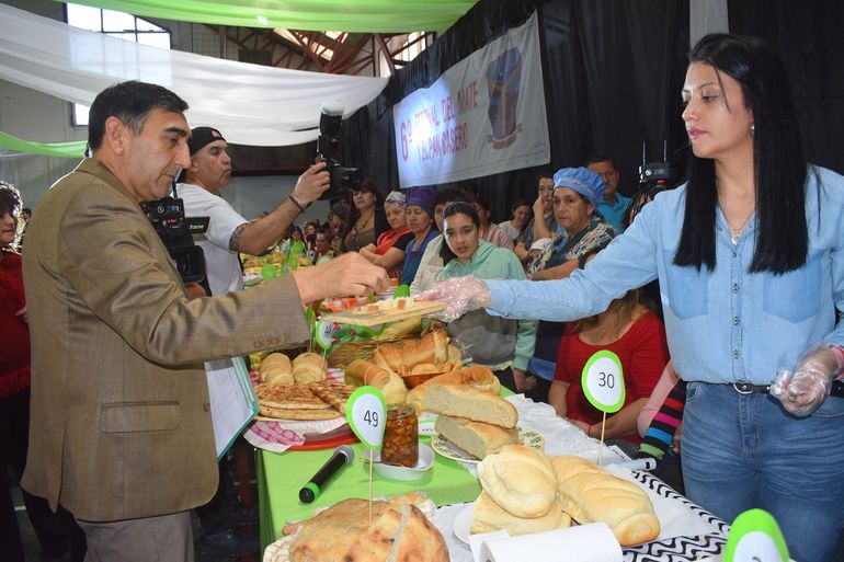 El mate y el pan casero mantienen las tradiciones en el norte neuquino