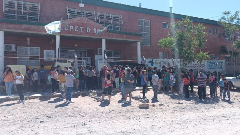 Padres impidieron el ingreso de alumnos a la EPET 16 por tener personal con denuncias