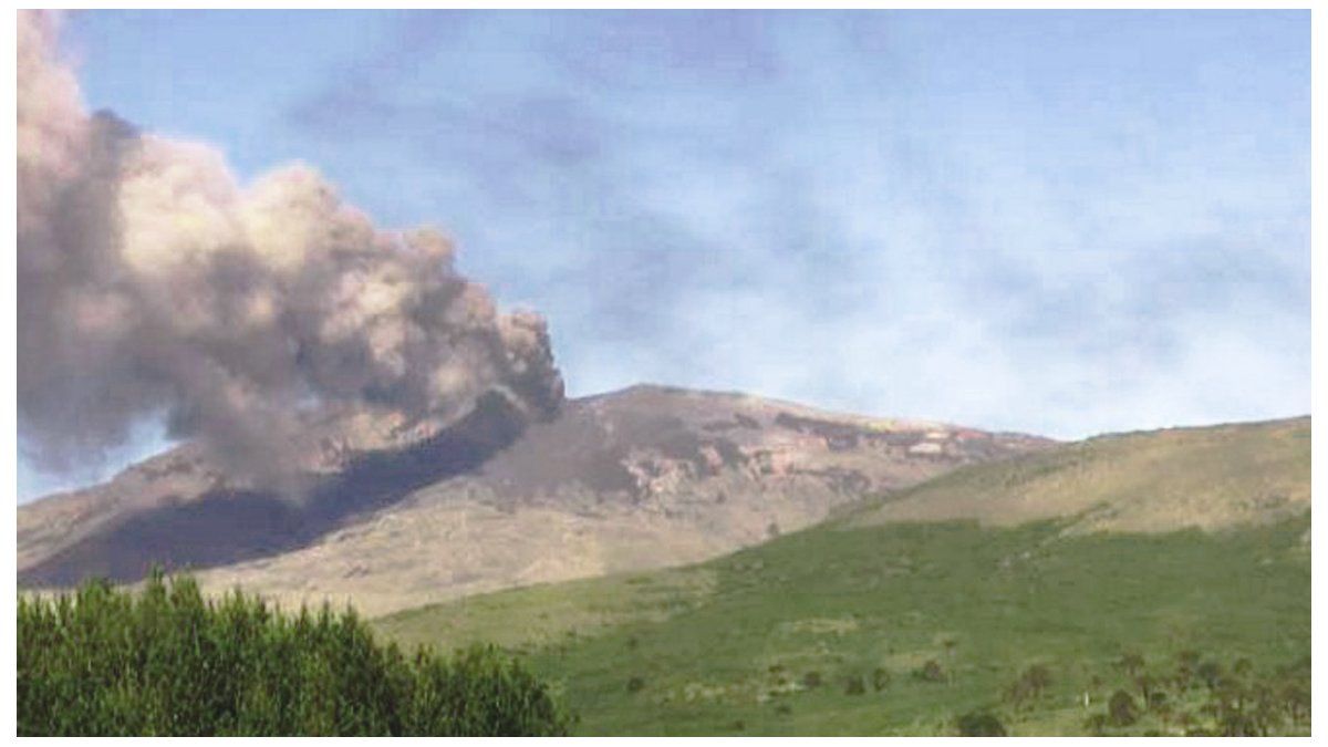 El volcán Copahue vuelve a tener alerta amarilla por la fumarola
