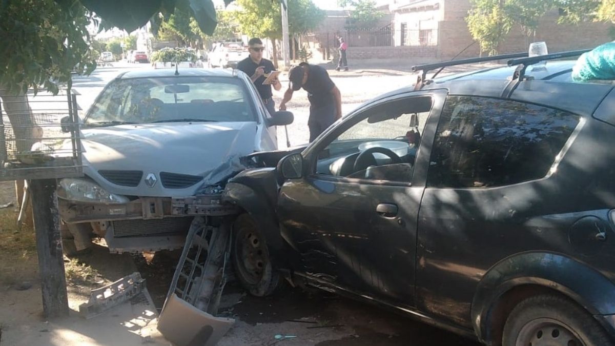 Centenario: conductora sin seguro chocó y destrozó un auto estacionado