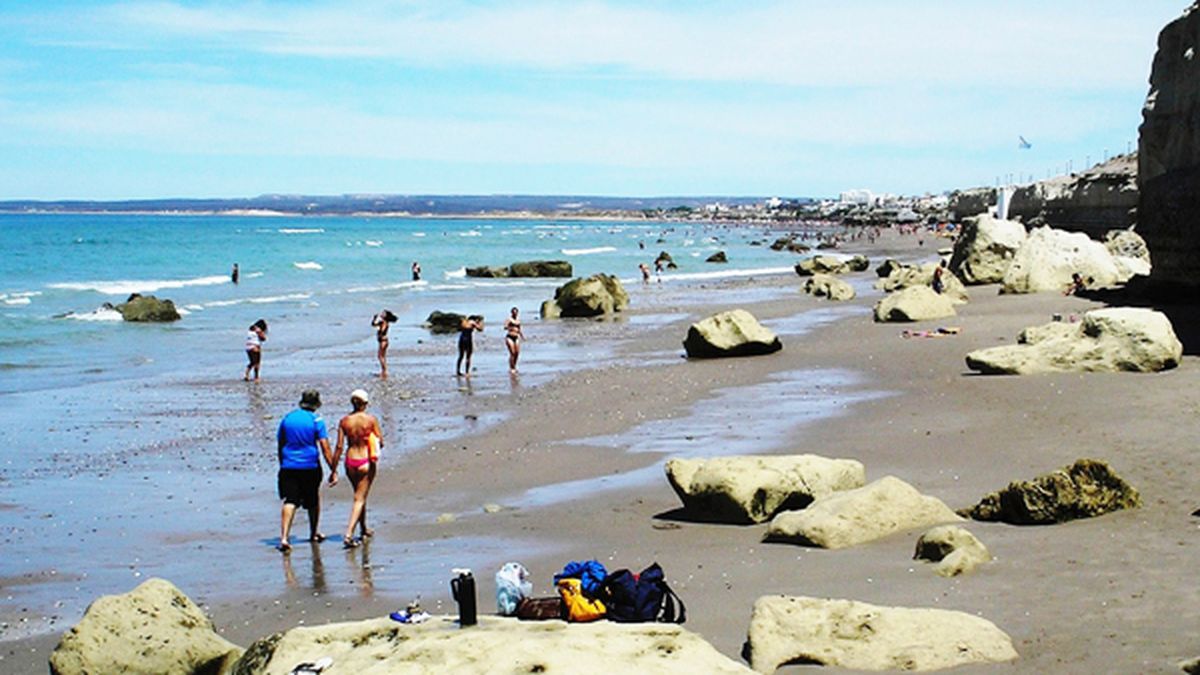 Caminar por la playa, un placer saludable para los turistas