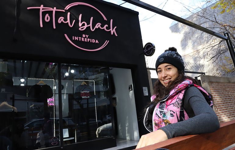 Se animó y puso un local de ropa en Neuquén que solo vende prendas negras