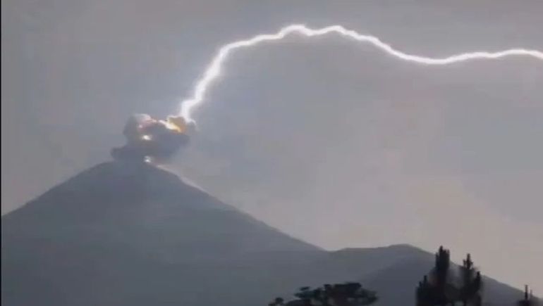 Espectaculares imágenes de un rayo cayendo sobre un volcán