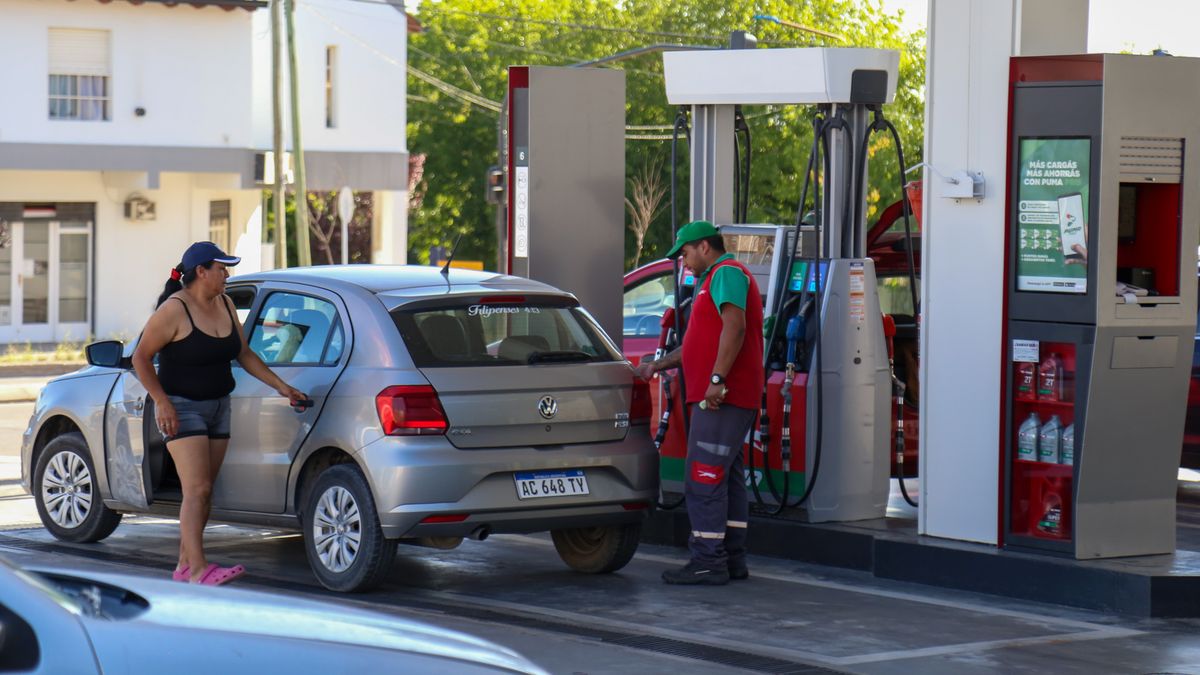 Qué pasará con las naftas en mayo tras la baja del barril y la salida del cepo