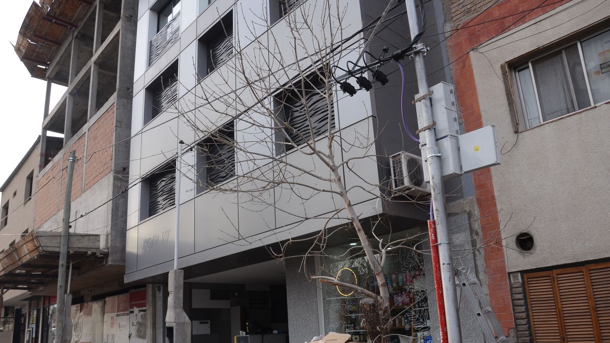 Así no se puede vivir: bronca y malestar en un edificio del centro de Neuquén que no tiene luz