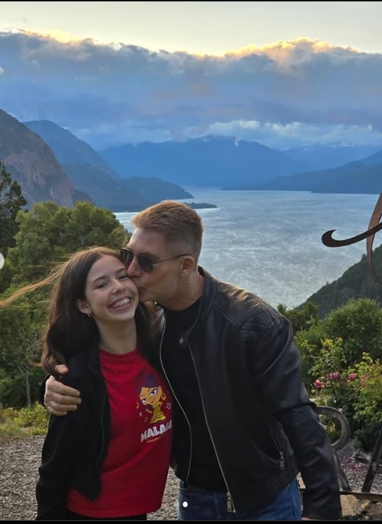 Quién es la mujer a la que Adrián Suar llevó de vacaciones a San Martín ...