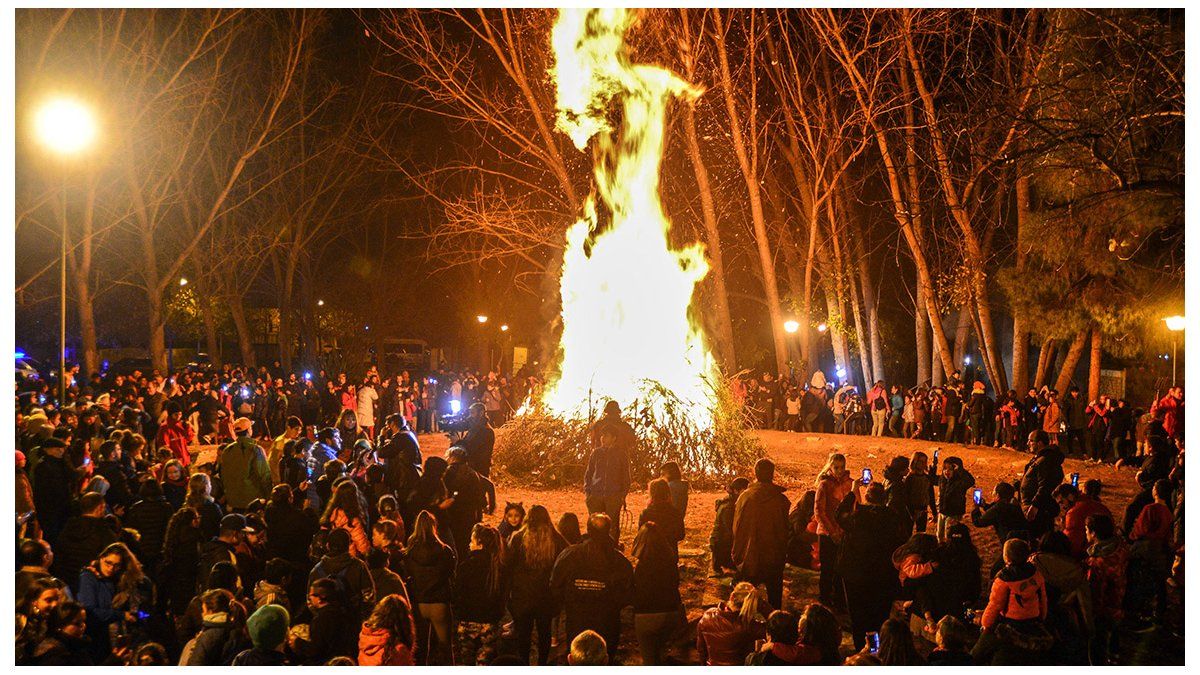 Fuego que une: Río Grande renovó la tradicional fogata de San Juan