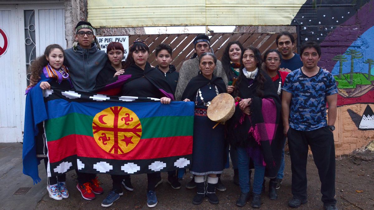 Mapuches que defienden su identidad en la ciudad