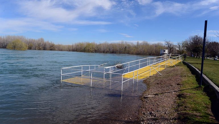 La crecida del río Limay y el Paseo de la Costa en 13 fotos