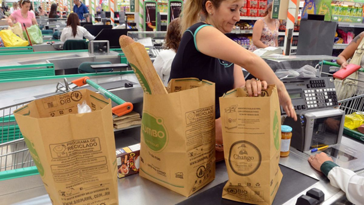 Sólo dos supermercados ofrecen bolsas de papel