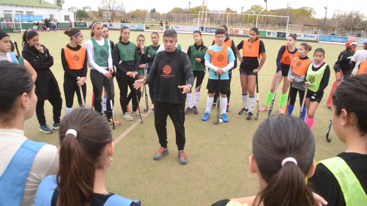 Pablo Lombi, el DT que enseña en forma lúdica el alto rendimiento