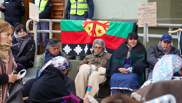 Tensión frente a Casa de Gobierno por el desalojo a protesta mapuche ...