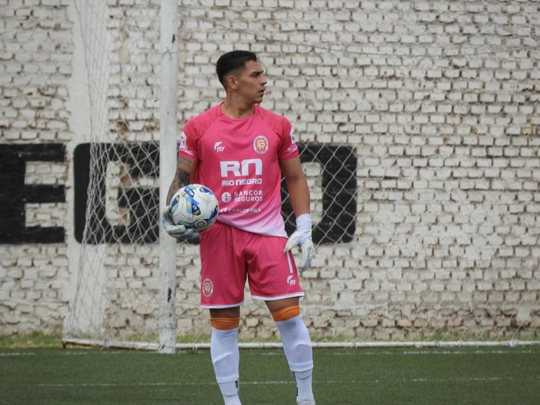 Alex Verón, el arquero cipoleño que es figura en el Regional para Roca ...