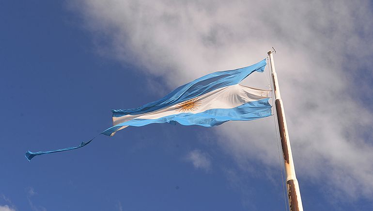 Qué le pasó a la enseña patria en la Plaza de las Banderas