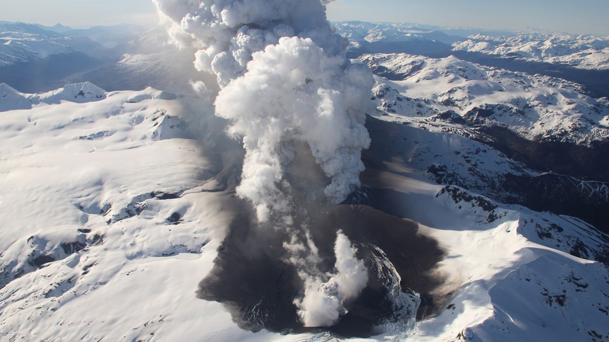 La fuerte actividad del volcán Hudson afecta a Santa Cruz