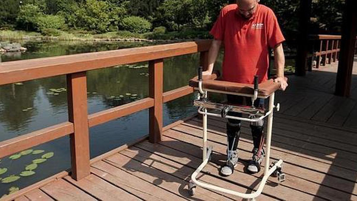 Parapléjico dio sus primeros pasos gracias a un innovador tratamiento