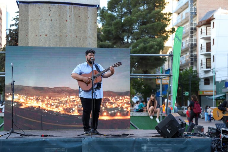 En 14 fotos: con cocción en vivo se lanzó la Fiesta del Chivito en el ...