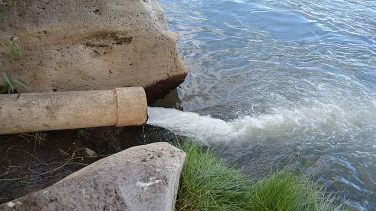 Denuncian brote de gastroenteritis por contaminación del río Agrio