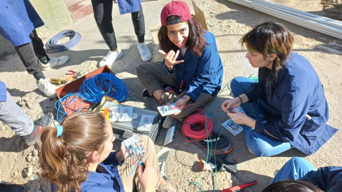 Se les quemó la casa y los alumnos de la EPET 11 le renovaron la instalación eléctrica