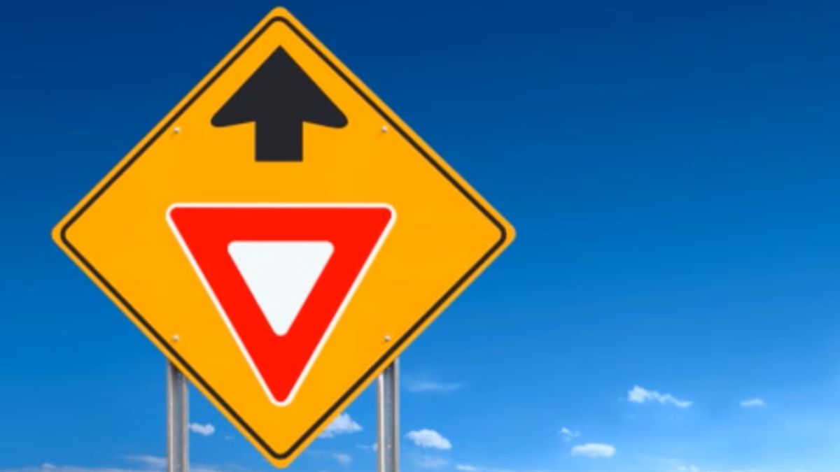 Qué significa la señal de tránsito con un triángulo blanco con bordes ...