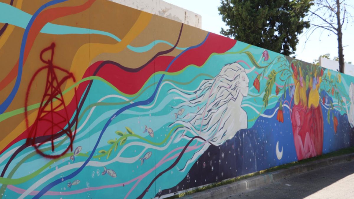 A una semana de su inauguración, dañaron uno de los murales del río