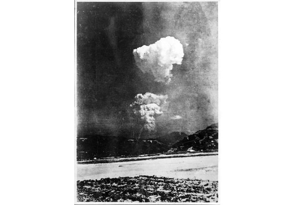 Encuentran foto inédita del hongo nuclear de Hiroshima visto del suelo
