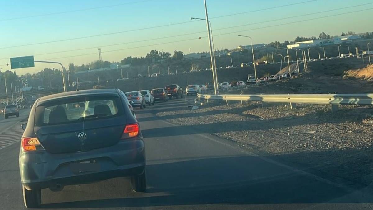 Tránsito colapsado: más de media hora para salir de Neuquén por el ...
