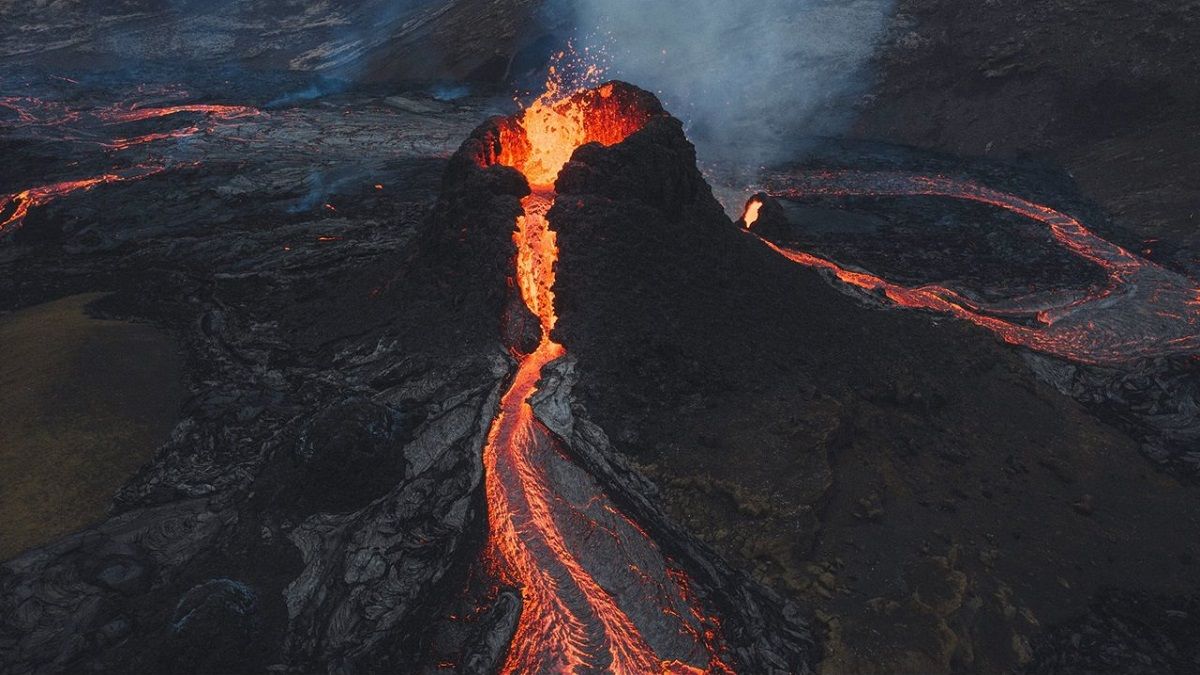 YouTube: un dron captó hermosas imágenes de un volcán activo