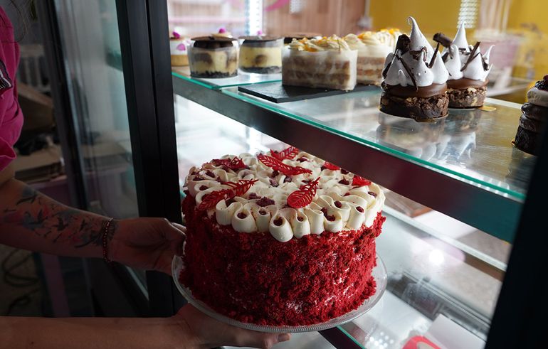 Transformó el garage de su casa en La Postrería de la región