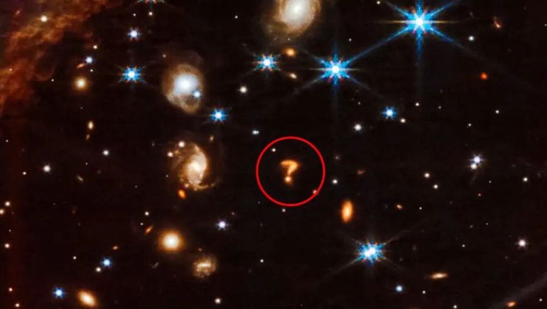 Un telescopio captó un signo de pregunta en el espacio