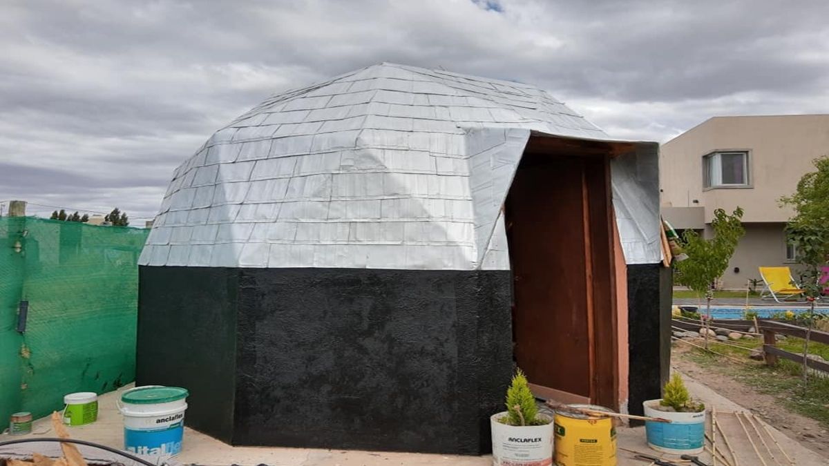 Restos de cerámicos y cientos de tetra brick: así construyó su domo ...