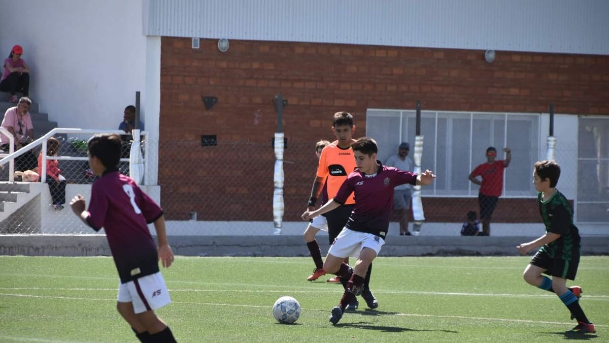 Tiene 14, brilla y se lo lleva Banfield a su pensión: el sueño del pibe ...