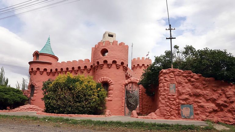 Misterioso castillo a la vera de la Ruta 22: por qué se construyó ...