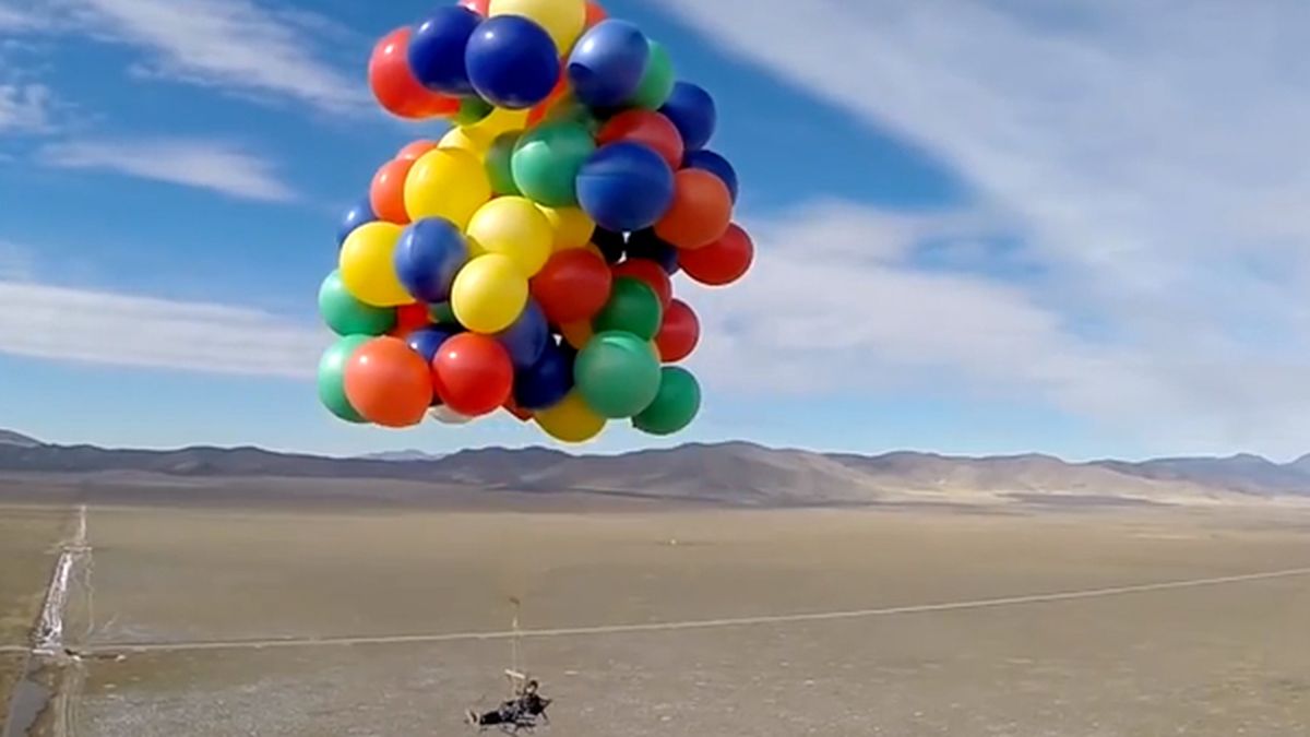 Como en la película: ató 90 globos de helio a una silla y salió volando