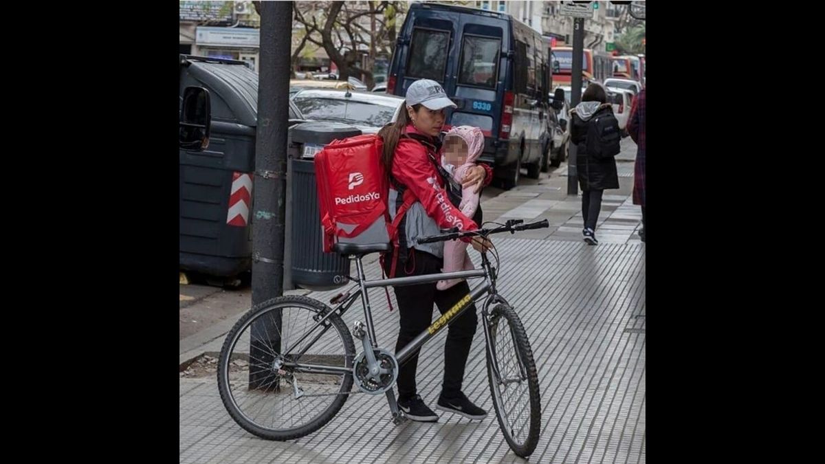 La historia detrás de la foto viral sobre la madre repartidora de PedidosYa