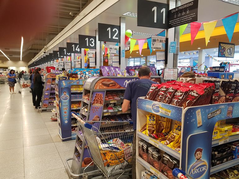 Por qué Coto sigue exhibiendo las golosinas al lado de la caja