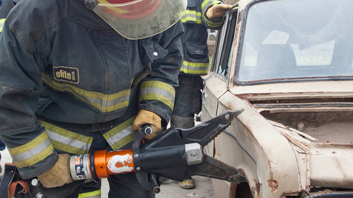 Bomberos aprenden técnicas de rescate vehicular