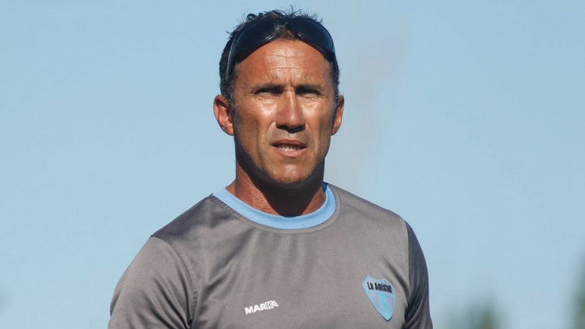 Cuando un amigo se va... Landeiro dejó de ser DT de La Amistad