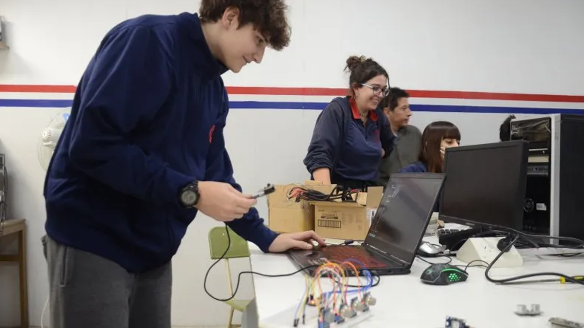 Roberto, el increíble robot que inventaron alumnos neuquinos