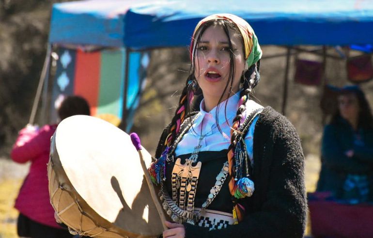 La increíble historia de Awka Liwen, la cantora mapuche neuquina que inspiró a Osvaldo Bayer