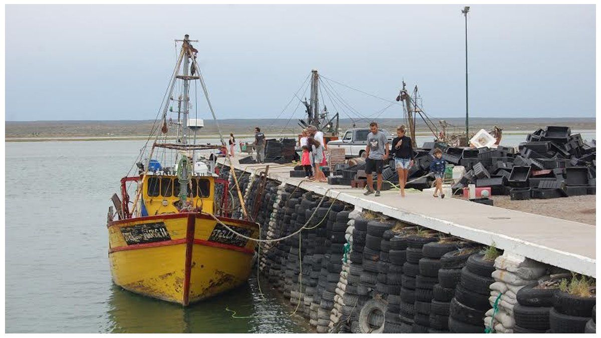 Un paseo por el muelle, entre barcos y marineros